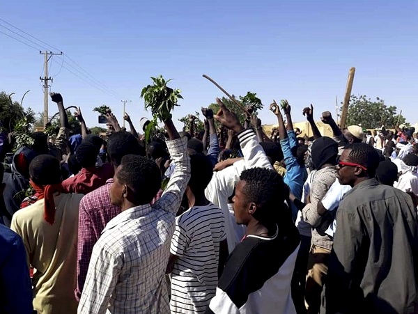 الشرطة السودانية تطلق الغاز المسيل للدموع على متظاهرين